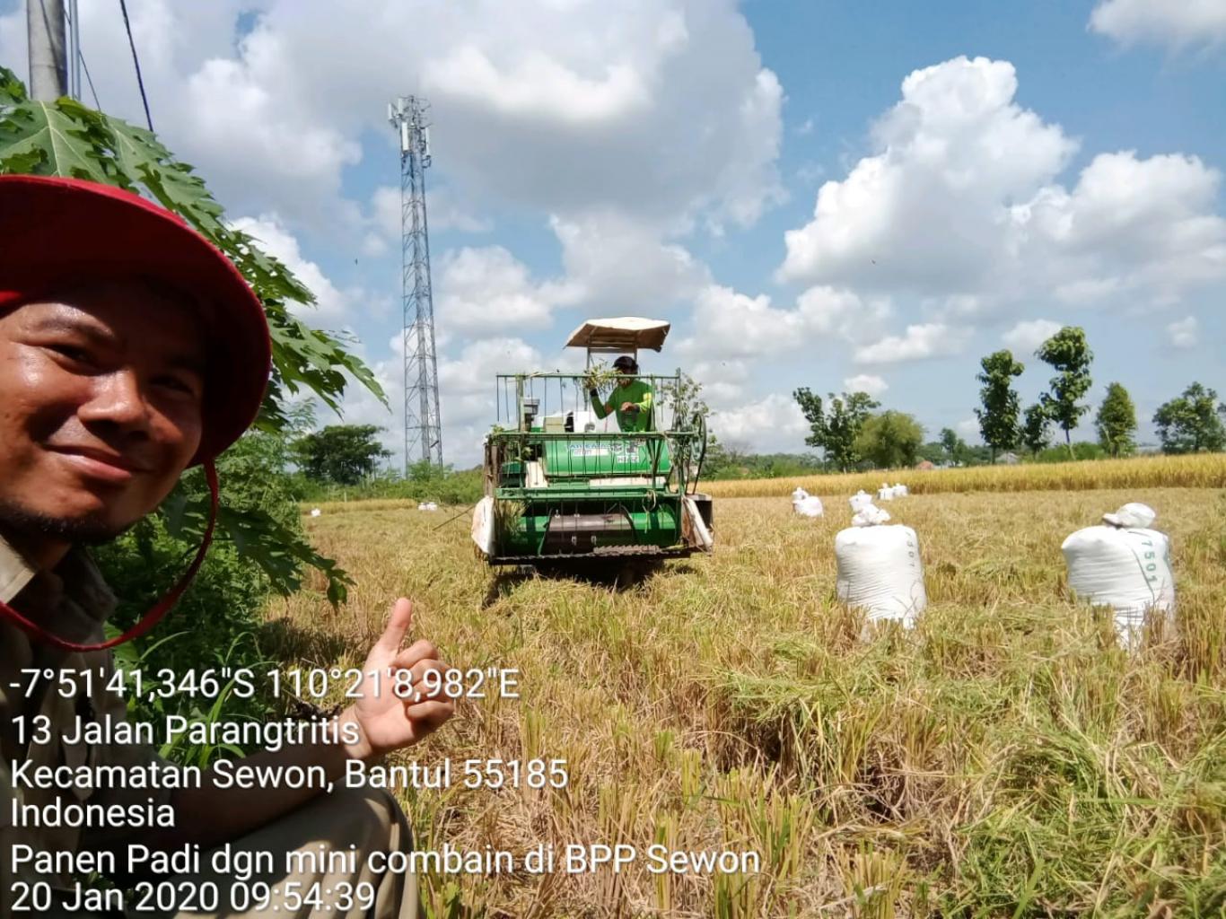 Gerakan Panen Padi Menggunakan Mini Combine Harvester - Website ...