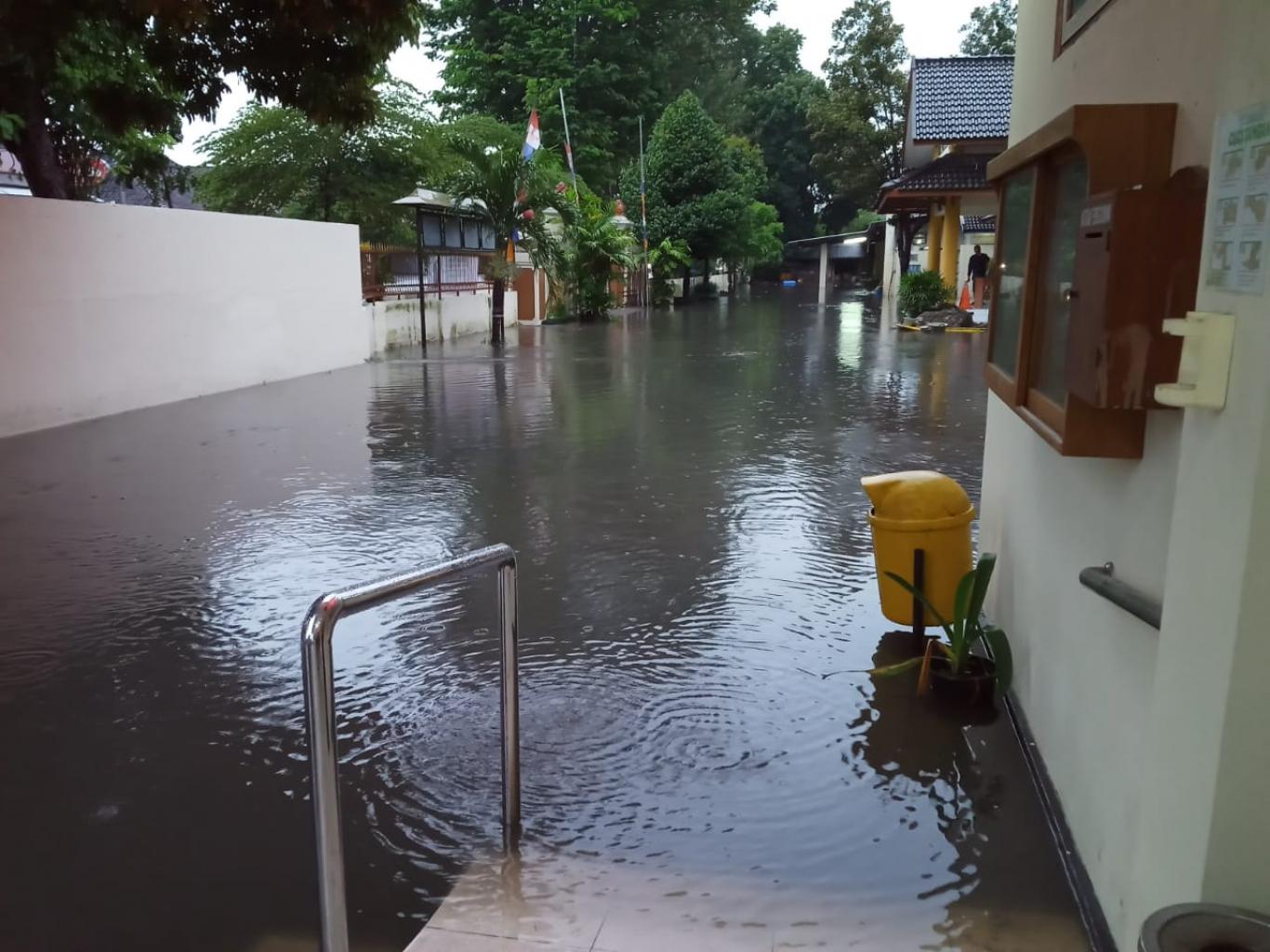 Halaman Balai Desa Pendowoharjo Tergenang Air dari Luapan Sungai ...